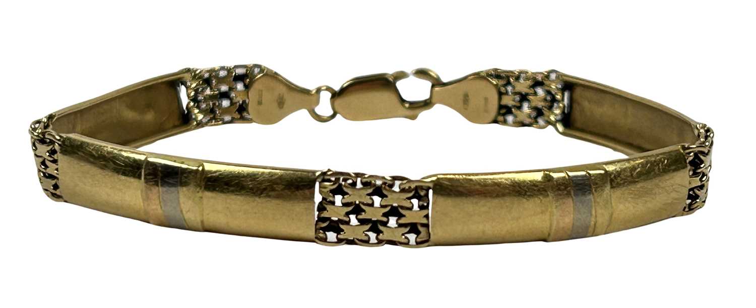 Lot 300 - An 18ct Yellow Gold Segment Bracelet.
