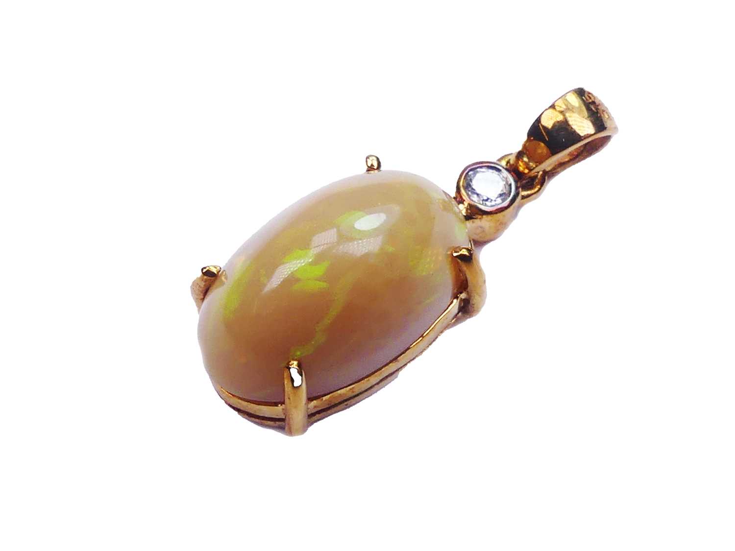 Lot 257 - Opal Pendant.